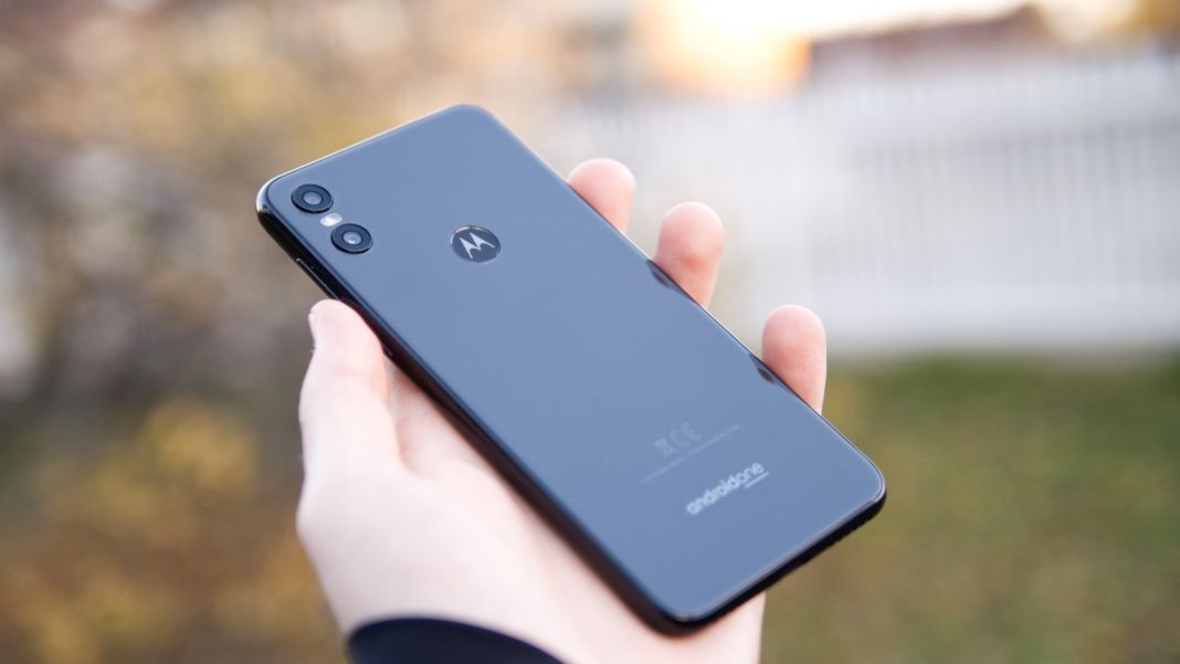 Test: Motorola One – Android One, av någon anledning